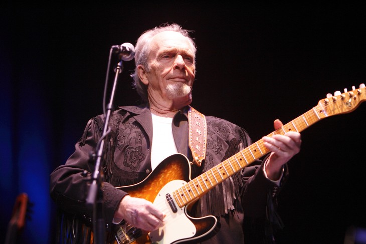 Merle Haggard plays the guitar | Photo | Who2